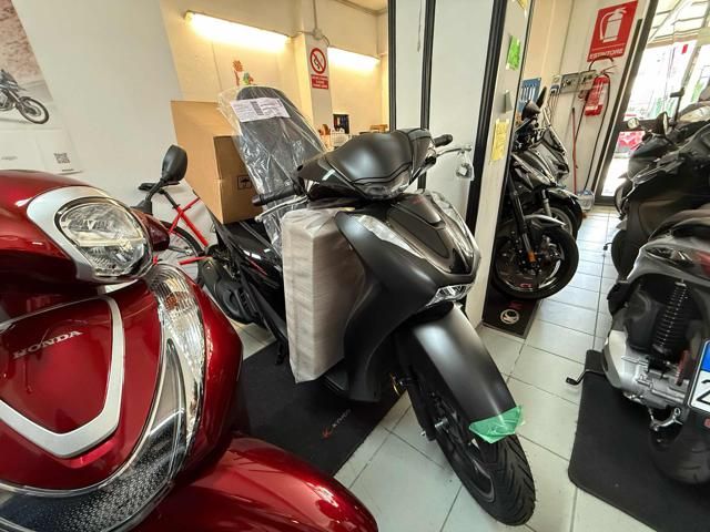 Honda SH MY 25 Matte Coal Black Metallic Sport 8 Nuove - Annunci inSella